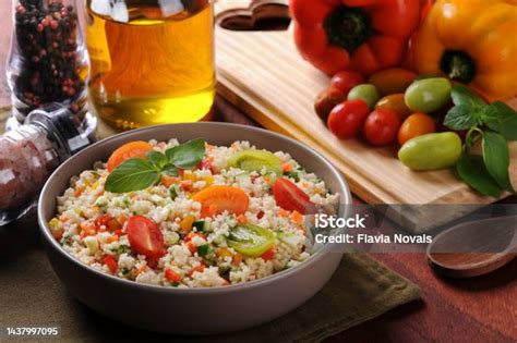 토마토 고추 올리브 오일 한 잔으로 둘러싸인 소박한 그릇에 야채를 곁들인 쿠스쿠스 모로코 쿠스쿠스 선택적 초점 0명에 대한 스톡 사진 및 기타 이미지 Istock