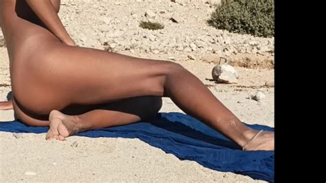 Exhibitionistische Vriendin Neemt Cumshot Van Voyeur Op Het Naaktstrand Pornhub