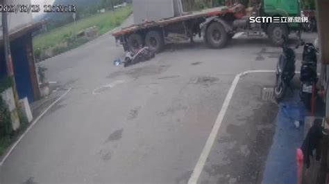 過路口疑未減速！騎士撞曳引車險遭輾過 社會 三立新聞網 Setncom