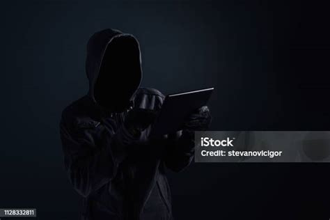 디지털 태블릿을 사용 하 여 가려진 얼굴로 두건된 컴퓨터 해커 가린 얼굴에 대한 스톡 사진 및 기타 이미지 가린 얼굴 가상현실 가상현실 시뮬레이터 Istock