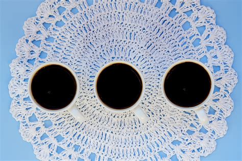 뜨거운 검은 커피와 푸른 배경에 달콤한 크루아상 한 잔과 함께 아침을 일하는 사업가 상단 보기 복사 공간 모형 플랫 레이 건강한 식품 개념 현대적인 아침 식사 음식 개념에