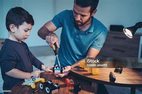 장난감 자동차에 나사 드라이버와 함께 일하는 그의 아버지를보고 어린 소년 아들에 대한 스톡 사진 및 기타 이미지 아들 아버지 2 3 살 Istock