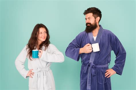 정말 멋진 아침입니다 아침 부부는 커피를 마십니다 수염이 있는 남자와 여자 커피 컵 그들은 휴식을 느낀다 가족 생활과 일상 사랑에 빠진 커플 연애 관계 우리의 관계를