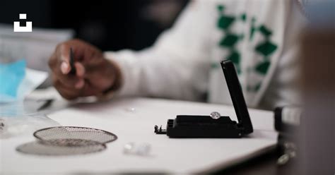 터치스크린 장치를 사용하는 사람 사진 Unsplash의 무료 다이아몬드 이미지