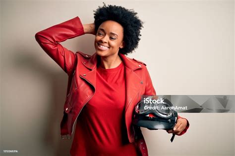 젊은 아프리카계 미국인 Afro 오토바이 여자 곱슬 머리를 들고 오토바이 헬멧 미소 자신감 만지는 머리 와 손 최대 제스처 포즈