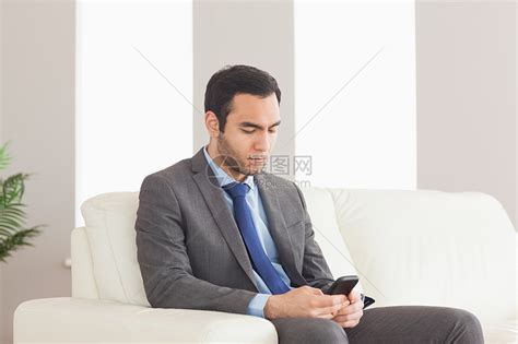严肃的商务人士坐在沙发上高清图片下载 正版图片322085372 摄图网