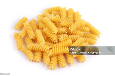 흰색 배경에 건조 이탈리아 파스타의 종류와 모양의 다양한 푸실리에 대한 스톡 사진 및 기타 이미지 푸실리 컷아웃 파스타 Istock