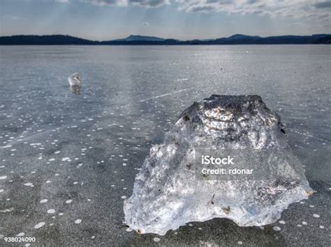 얼어붙은 강에 겨울 계절입니다 빛나는 냉동된 밀키 물 수준에 깨진 차가워요 0명에 대한 스톡 사진 및 기타 이미지 0명 12월 1월 Istock