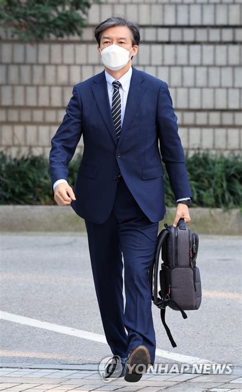 법정 향하는 조국 전 장관 연합뉴스