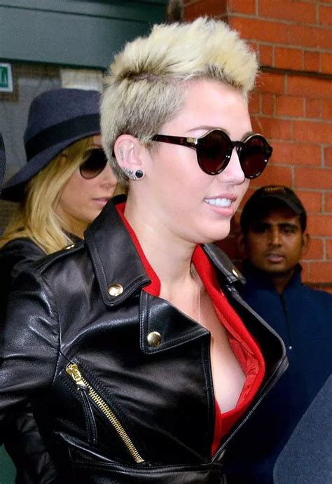 Miley Cyrus Flashes Her Boobs Again Mirror Online