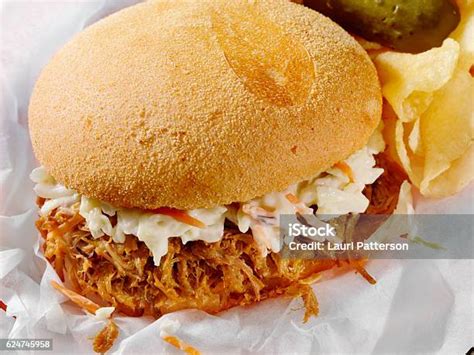 콜스로와 짭짤한 바베큐 소스에 돼지 고기 샌드위치를 뽑아 0명에 대한 스톡 사진 및 기타 이미지 0명 갈비 음식 감자 요리 Istock