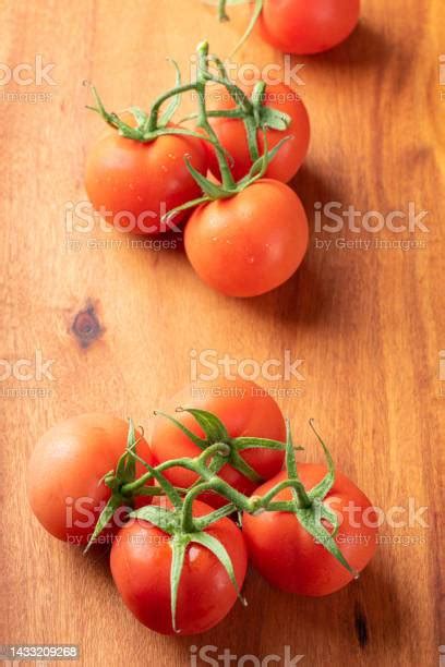Tomat Detail Indah Tomat Merah Segar Di Cabangcabang Di Atas Kayu Pedesaan Tampilan Atas Foto