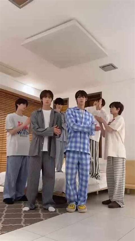 Tws Community Post 얘들아 혹시 협박 당하고 있는거라면 라이브 도중에 동시에 V를 해보자