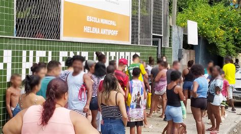 Aglomeração De Pessoas Na Distribuição De Cestas Básicas Da Prefeitura