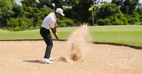 코스에서 골프를 치는 아시아 남자 그는 모래밭에서 골프공을 친다 사진 Unsplash의 골프화 이미지