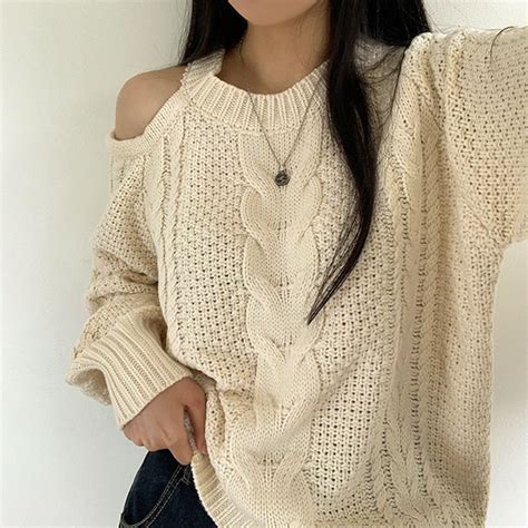 추아 루즈핏 꽈배기 숄더 트임 니트 2color 꼬임오프숄더데일리룩포인트