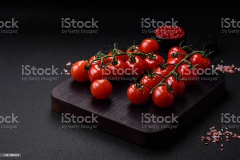 향신료와 허브가 들어간 나뭇 가지에 맛있는 신선한 체리 토마토 0명에 대한 스톡 사진 및 기타 이미지 0명 개체 그룹 건강한 생활방식 Istock