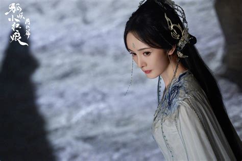 杨幂穿蓝色古装清冷感十足 神色淡然纤纤细腰吸睛 搜狐大视野 搜狐新闻