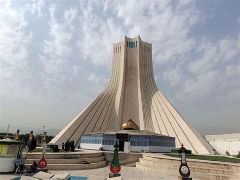 شهروندان سنگ فرش‌های برج آزادی را ویران کرده‌اند، نمای برج را گرفته‌اند مدیر برج آزادی سنگ