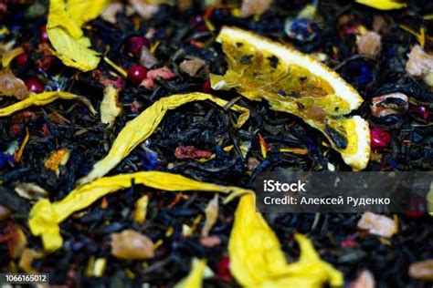 향기와 신선한 녹색 시간 대나무 표면에 놓여 있습니다 차의 구성 딸기 주 니 퍼 베리 귤 껍질 및 향기로운 잇 수레 국화와 해바라기 꽃잎의 맛 있는 조각이 포함 되어