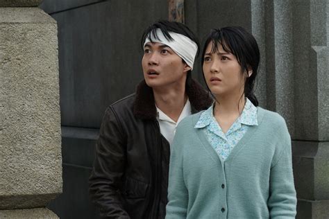 「ゴジラ 10」場面写真 無慈悲！ゴジラが戦後日本を壊す「ゴジラ 10」新映像、背ビレが青白く光るシーンも 画像・動画ギャラリー 8