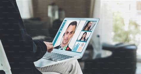 가상 작업 공간 또는 원격 사무실에서 만나는 화상 통화 사업가 스마트 비디오 기술을 사용하여 전문 기업 비즈니스의 동료와 소통하는 원격 근무 전화 회의 사진