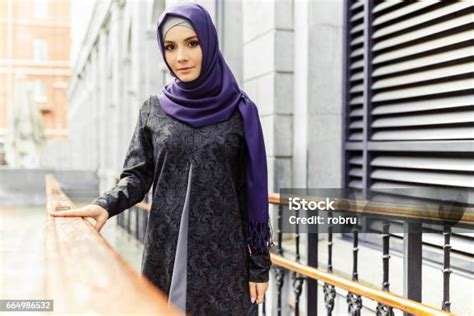전통적인 동양 옷 거리에 서 있는 아름 다운 이슬람 여자 여자에 대한 스톡 사진 및 기타 이미지 여자 아랍문화 아름다운 여성 Istock