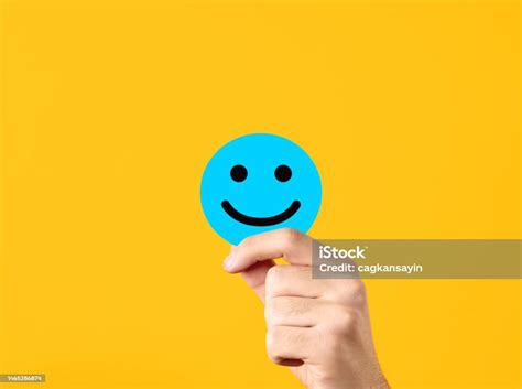 긍정 고객 만족 및 긍정적 인 피드백의 표현 행복과 긍정적 사고 행복한 웃는 얼굴로 파란색 원을 보여주는 남성 손 개념에 대한 스톡 사진 및 기타 이미지 Istock
