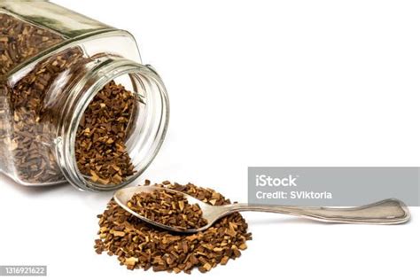 인스턴트 승화 커피의 유리 항아리와 흰색 배경에 실버 숟가락흩어진 과립의 힙 0명에 대한 스톡 사진 및 기타 이미지 0명 가루로 빻은 갈색 Istock