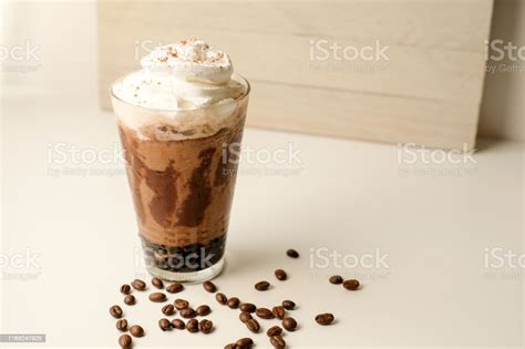 유리에 아이스 커피 커피 콩 휘핑 크림을 얹어 나무 배경과 복사 공간에 차가운 여름 음료 카페카라멜 모카와 초콜릿 음료 광고 0명에 대한 스톡 사진 및 기타 이미지 Istock