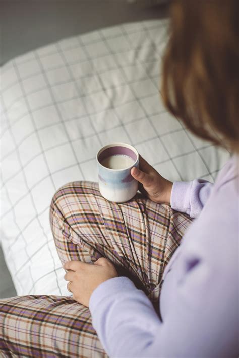 커피 한 잔을 들고 소파에 앉아 있는 여자 사진 Unsplash의 무료 프랑스 이미지