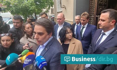 Асен Василев говори пред репортерите след срещата на представители на ГЕРБ СДС и ПП ДБ в