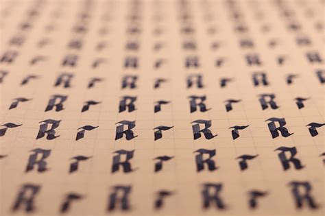 서예 문자 R 학습 기술 종이 페이지 서예 문자 R 배경입니다 워크 시트를 작성하는 문자 연습 필기 기호 채우기 패턴입니다 0명에 대한 스톡 사진 및 기타 이미지 Istock