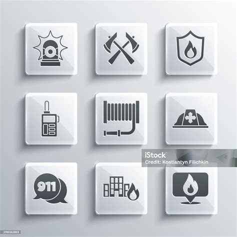 불타는 건물에 불을 지르다 화재 화염이 있는 위치 소방관 헬멧 호스 릴 911 전화 워키토키 점멸 사이렌 및 보호 방패 아이콘