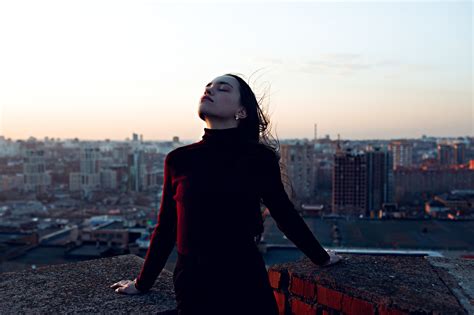 Девушка танцует на крыше дома 91 фото