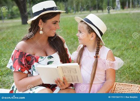 Madre E Hija Haciendo Picnic En El Parque Imagen De Archivo Imagen De Muchacha Inteligencia
