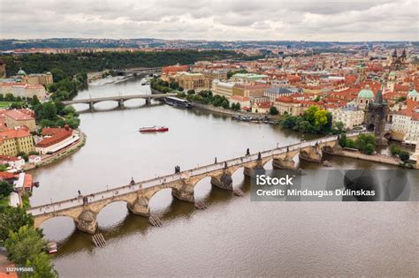 체코의 프라하 올드타운과 유명한 관광 명소가 있습니다 찰스 브리지 상징적 인 14 세기 구조와 전망 블타바 강과 프라하 도시 경관 도시를 방문해야 합니다 0명에 대한 스톡