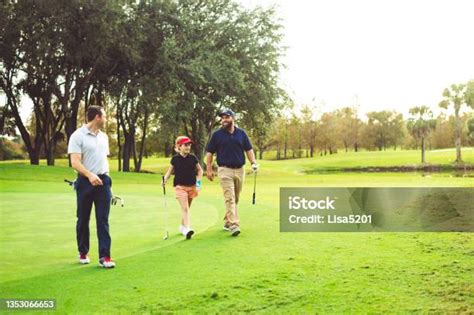 두 아버지와 딸과 함께 아름다운 골프 코스에서 함께 골프를 치는 가족 활동적인 스포티한 가족 유대 골프에 대한 스톡 사진 및 기타 이미지 Istock