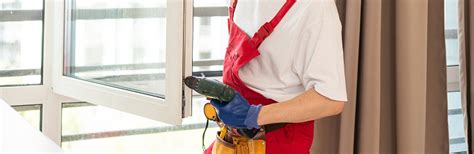 수리공은 아파트의 금속 플라스틱 창문을 수리 조정 또는 설치합니다 발코니 로지아 베란다의 유약 개별 크기의 이중창 생산 가정 생활에 대한 스톡 사진 및 기타 이미지 Istock