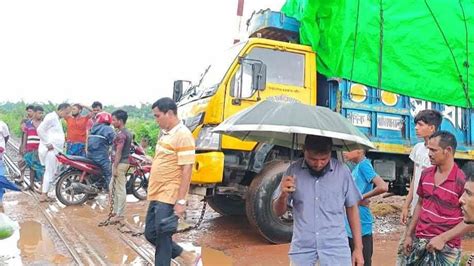 রেললাইনে ট্রাক বিকল ঢাকার সঙ্গে উত্তরাঞ্চলের রেল যোগাযোগ বন্ধ