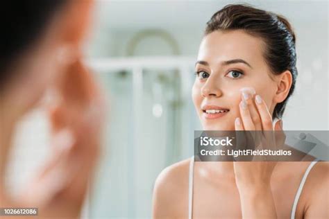 적용 얼굴 크림 하 고 욕실에 거울 보고 웃는 젊은 여자의 선택적 초점 가정 생활에 대한 스톡 사진 및 기타 이미지 가정 생활 가정의 방 거울 Istock