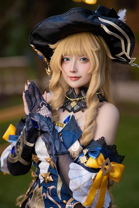 Thoát vai cosplayer gợi cảm cô gái xinh đẹp bừng sáng với diện mạo bạch nguyệt quang Cosplay