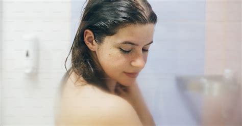 집이나 호텔 욕실에서 샤워를 하는 젊은 행복한 여자 아름 다운 갈색 머리 소녀는 머리를 씻고 휴식 시간을 즐긴다 몸과 피부 위생 라이프 스타일 개념 사진