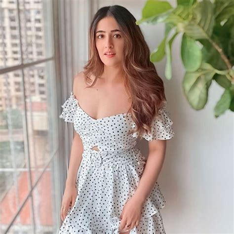 कृति सेनन की बहन नुपूर की ये हैं बोल्ड तस्वीरें हर अदा देखकर दिल धक कर जाता है