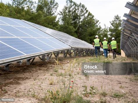 환경 친화적인 전기 생산 지속 가능한 신 재생 에너지 분야에서 태양 전지 패널을 검사 하는 엔지니어 3 명에 대한 스톡 사진 및