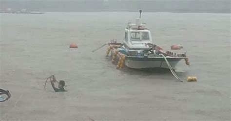 통영해경 바다에 빠진 50대 남성 구조