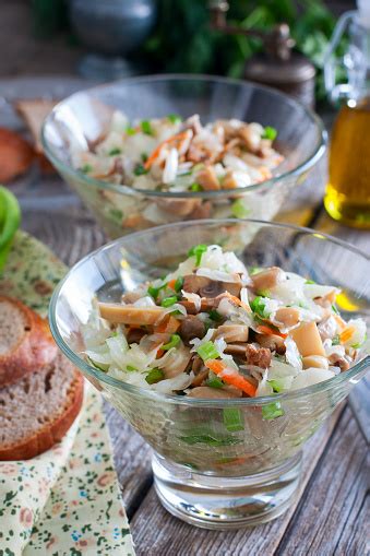 소금에 절인 양배추와 유리 그릇 선택적 초점에에서 버섯 샐러드 0명에 대한 스톡 사진 및 기타 이미지 0명 건강한 생활방식 건강한 식생활 Istock