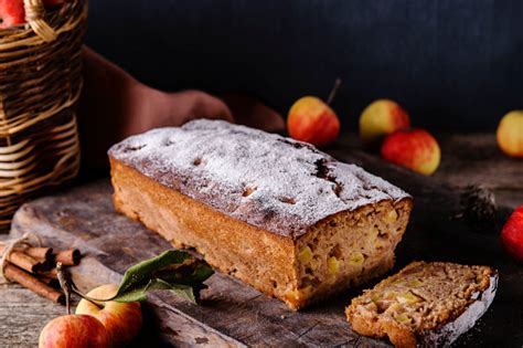 오래 된 소박한 나무 테이블에 신선한 사과와 집에서 만든 사과 계 피 커피 케이크 0명에 대한 스톡 사진 및 기타 이미지 0명 가을 건강한 생활방식 Istock