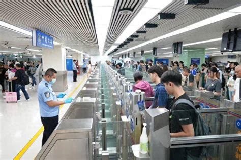 “五一”假期首日，深圳各大口岸迎来出入境客流高峰皇岗旅客通关