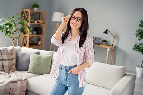 긍정적 인 자신감 숙녀 치아 미소 손 터치 안경 오락 밝은 인테리어 평면 내부의 초상화 안경에 대한 스톡 사진 및 기타 이미지 안경 40 44세 여자 Istock